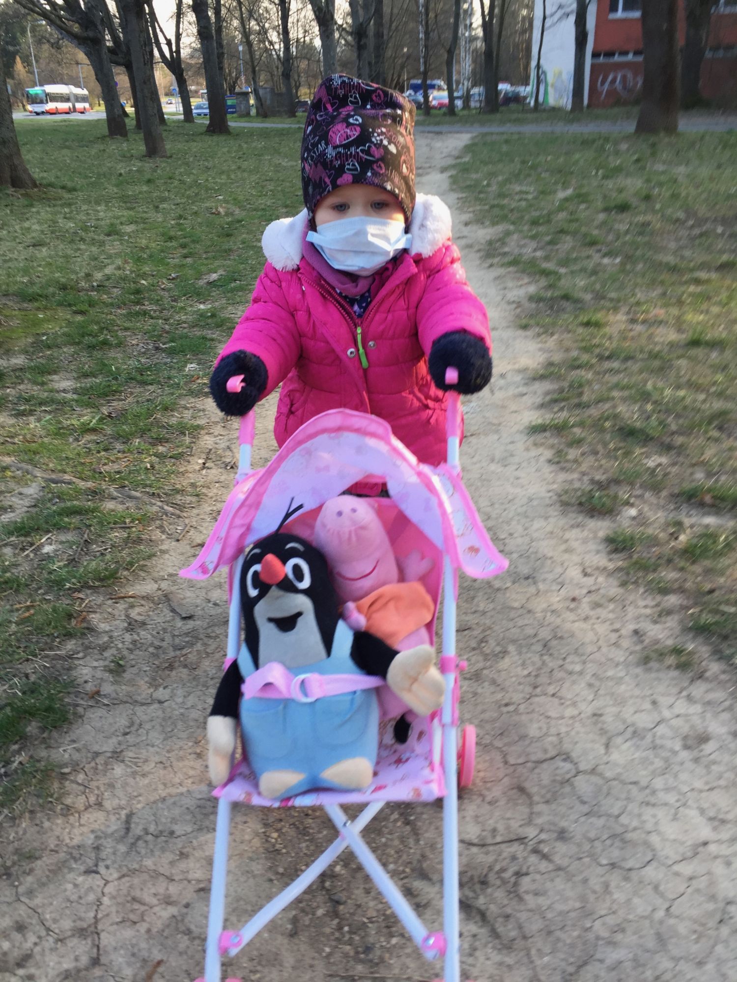 VIDEO: Jak dětem vysvětlit, proč musí nosit roušky? | Tahák na dítě